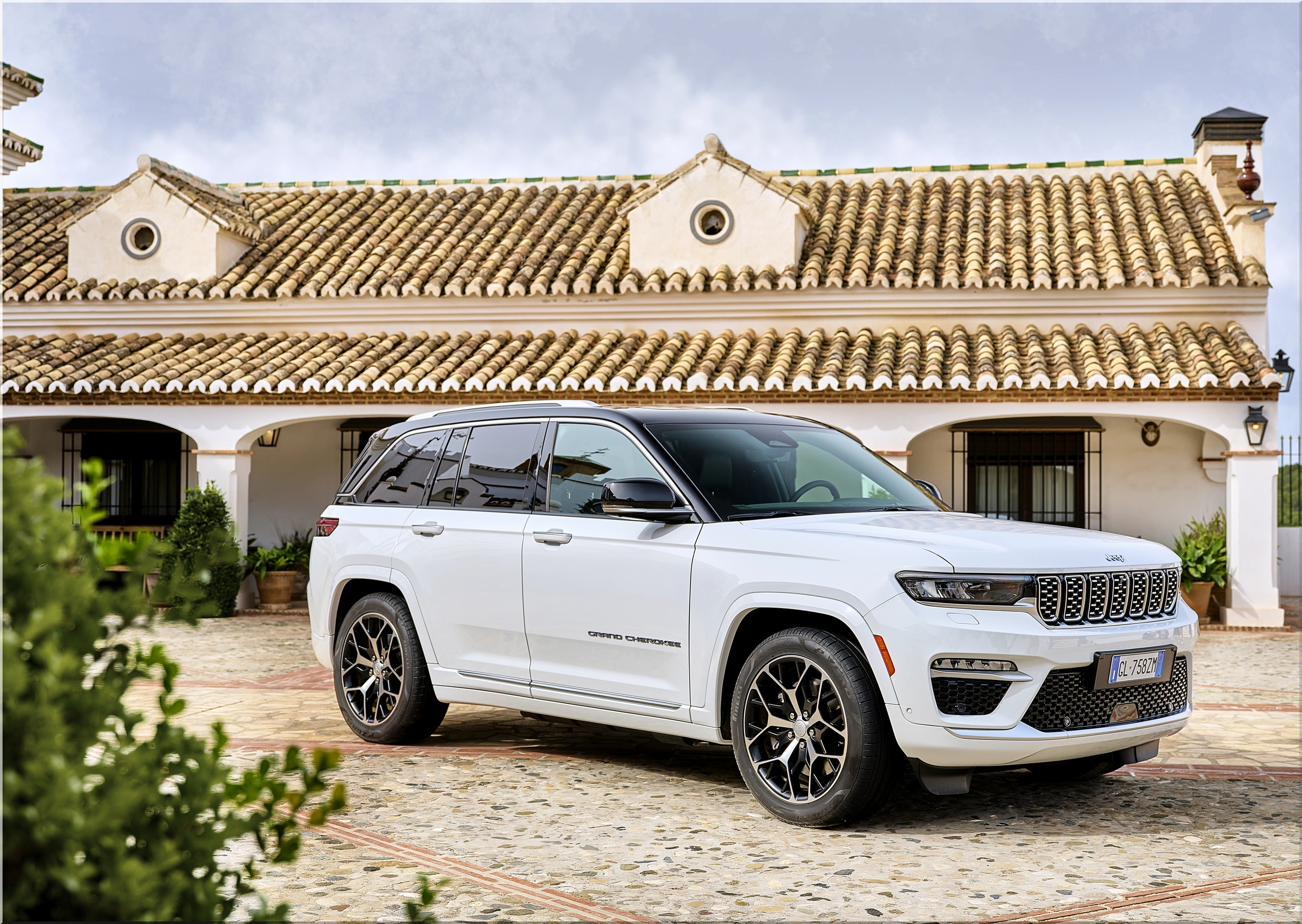 Jeep Grand Cherokee 4xe: A Plug-in Hybrid SUV with Power and Efficiency ...