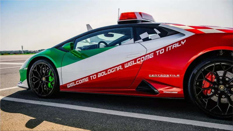 Lamborghini Huracan Evo as a "Follow Me" car | Spare Wheel